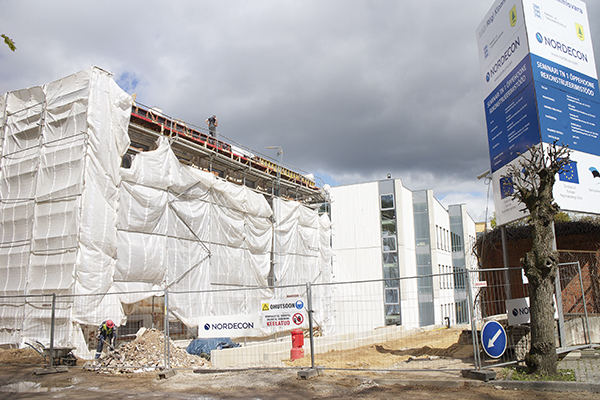 Võru riigigümnaasiumi ehitusel kukkus karniis alla ja ehitus läheb ...