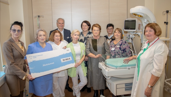 Patroon Sirje Karis andis Lõuna-Eesti haiglale üle Sünnitusmajade Fondi ...